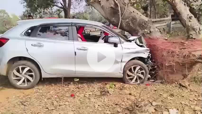 गोड्डा: बाबा धाम से लौटते समय टायर फटने से बरगद से टकराई कार, परिवार ...