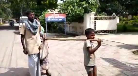 Khaga, Fatehpur : खागा: अमिलिहापाल में नेत्रहीन मां-बाप को लेकर SP के ...