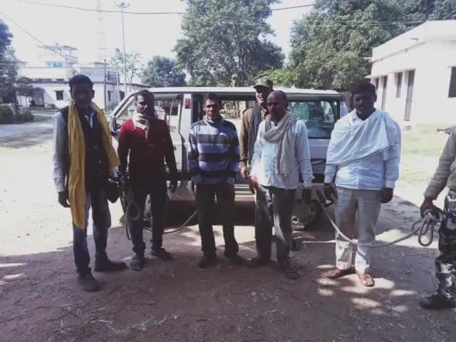 Chakai, Jamui : चकाई: बिराजपुर चौक के समीप शराब के नशे में धुत्त पांच ...