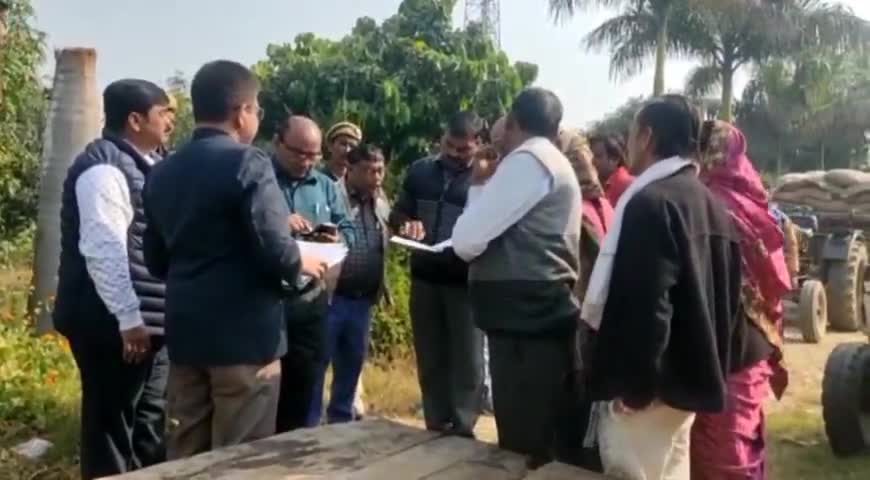 Tirwa, Kannauj : तिर्वा: बरधया रोड पर आइसक्रीम फैक्ट्री के पास राशन की ...