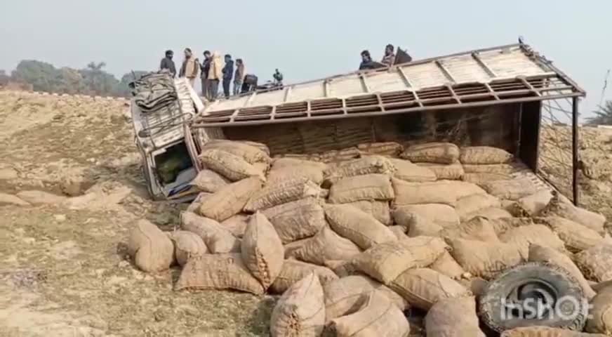 Etah, Etah : एटा: सैथरी चौकी के पास टायर फटने के कारण अनियंत्रित होकर ...