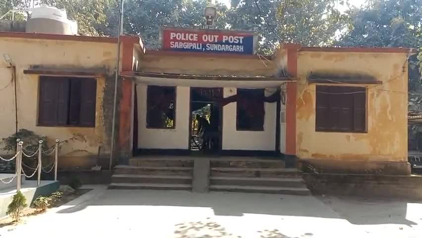 Kinwat, Nanded : किनवट: गोकुंदा येथे भर दिवसा डोळ्यात मिरची पुड टाकून २ ...