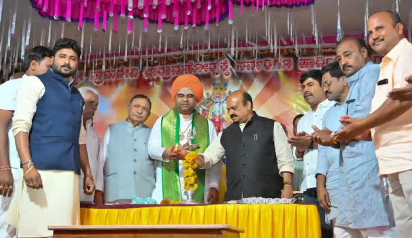 Kinwat, Nanded : किनवट: गोकुंदा येथे भर दिवसा डोळ्यात मिरची पुड टाकून २ ...