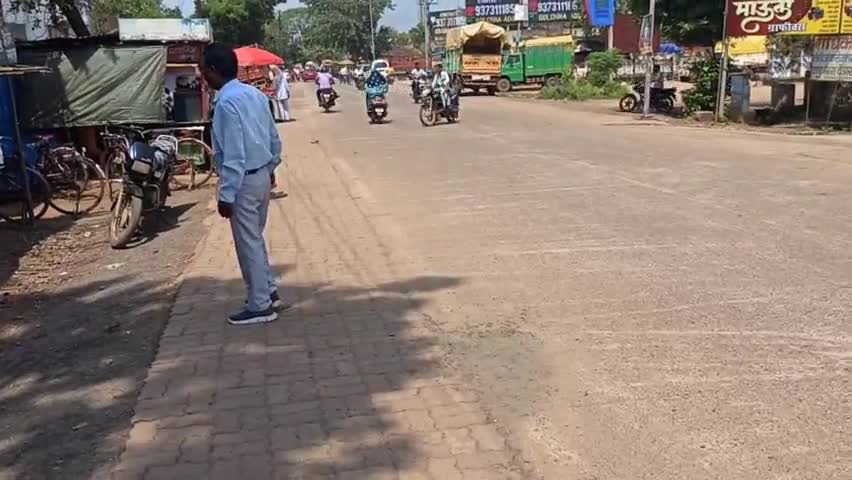 Tumsar, Bhandara : तुमसर: शहरातील बोसनगर येथे रहदारीस अडथळा निर्माण ...