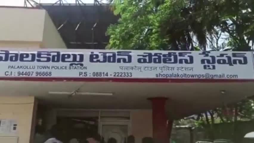 Narasapuram, West Godavari : నరసాపురం: వాళ్ల ఫోటోలు చెత్తకుప్పలో ఎందుకు ...