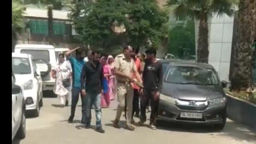 Hisar, Hissar : हिसार: जिंदल पार्क के पास युवक को मारी तीन गोलियां ...