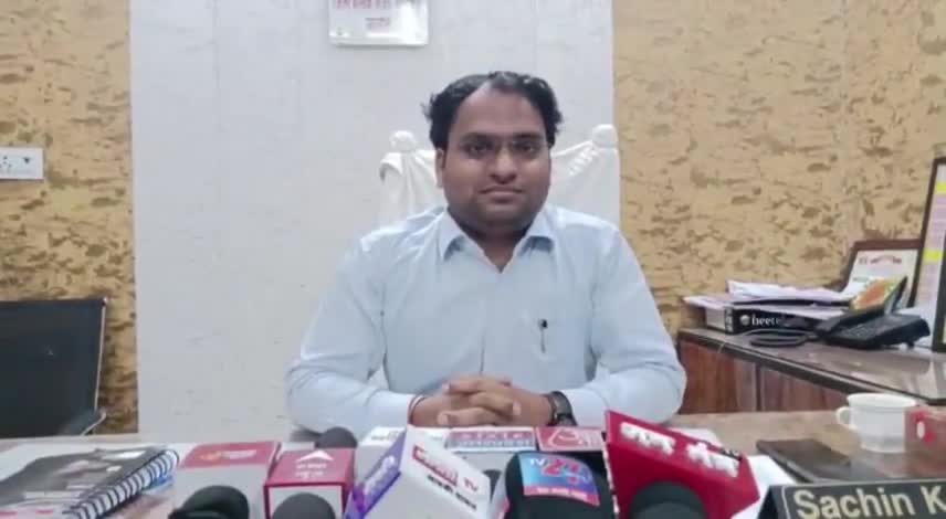 Orai, Jalaun : उरई: BSA कार्यालय में BSA के साथ गाली गलौज कर मारपीट और ...