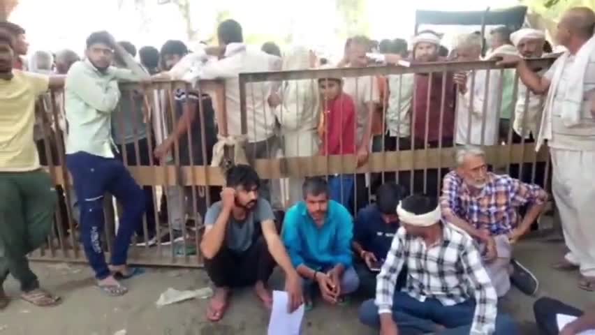 Rewari, Rewari : रेवाड़ी: अनाज मंडी रेवाड़ी के गेट पर किसान दूसरे दिन ...