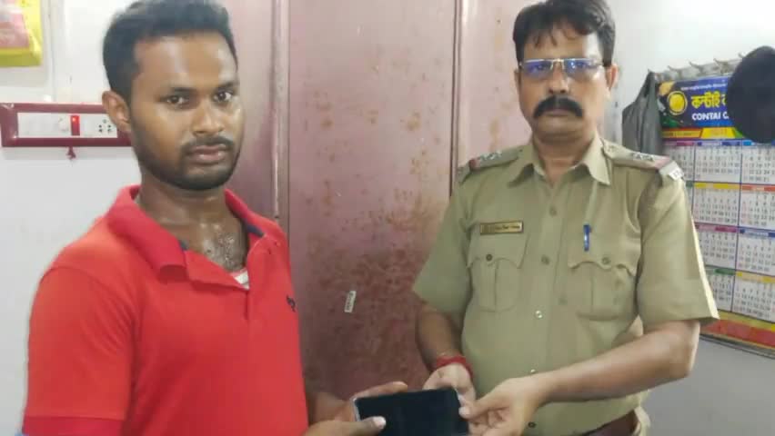 Khejuri 1, Purba Medinipur : খেজুরি ১: হারিয়ে যাওয়া মোবাইল উদ্ধার করে ...