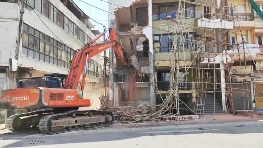 Dohad, Dahod : દાહોદ: બસ સ્ટેન્ડ સામે આવેલ ત્રિભુવન હોટલનું દબાણ ...