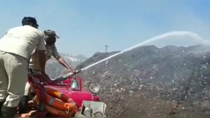 Karvir, Kolhapur : करवीर: कसबा बावडा येथील कचरा डेपो आगीबाबत ...