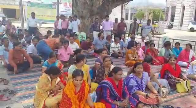 Debagarh, Debagarh (Deogarh) : ଦେବଗଡ: ଜିଲ୍ଲାପାଳଙ୍କ କାର୍ଯ୍ୟାଳୟ ସମ୍ମୁଖରେ ...