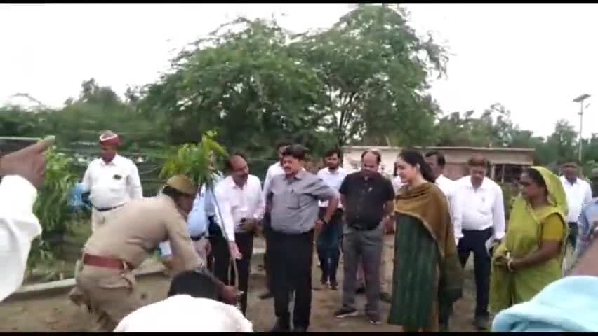 Maharajganj, Raebareli : महाराजगंज: नीम टीकर में अमृत सरोवर का निरीक्षण ...