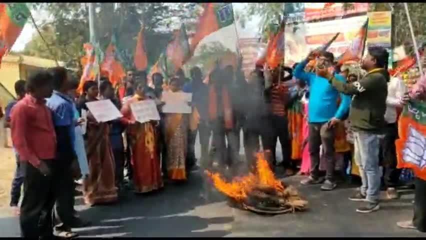 Polba Dadpur, Hooghly : পোলবা-দাদপুর: দাদপুরের সেনেটে রাস্তার উপর ...