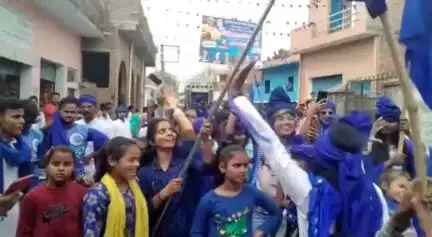 Kulpahar, Mahoba : कुलपहाड़: नीली पगड़ी ,नीला तिलक ,नीली पोशाक पहने ...