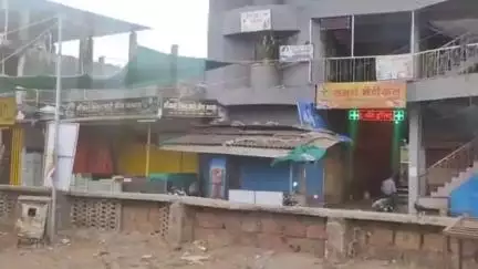 Mandangad, Ratnagiri : मंडणगड: तालुक्यातील दहागाव निमदेवाडी येथे गाडीत ...